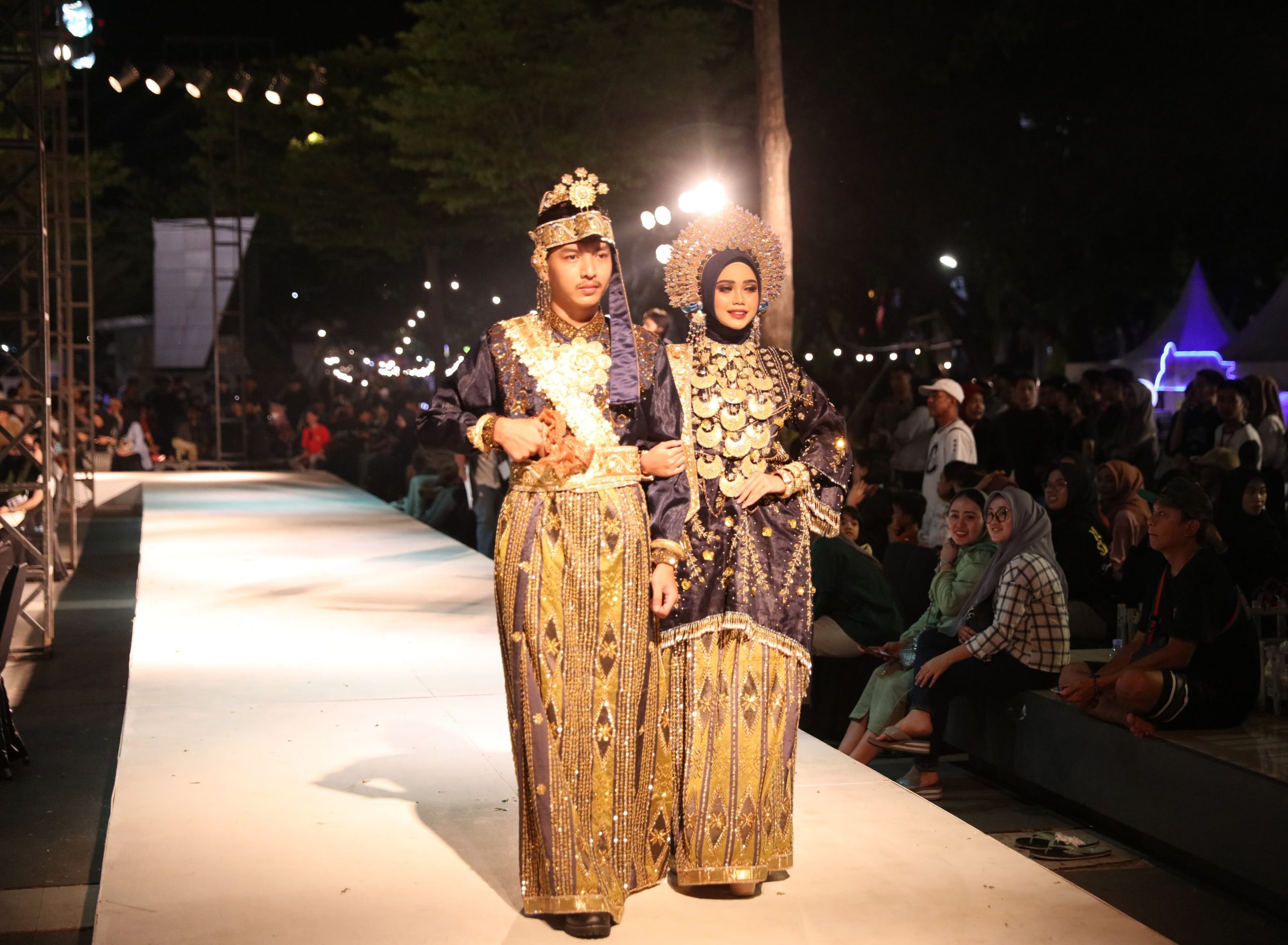 Fashion Show ‘Makassar Sekalia’ Pamerkan Baju Adat Pengantin Bugis-Makassar di F8 2024 ...