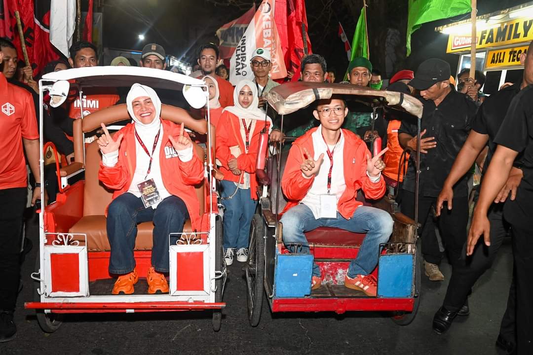 Indira-Fauzi Daftar ke KPU Makassar dengan Becak, Dikawal Puluhan Ribu ... Indira-Fauzi Daftar ke KPU Makassar dengan Becak, Dikawal Puluhan Ribu ...