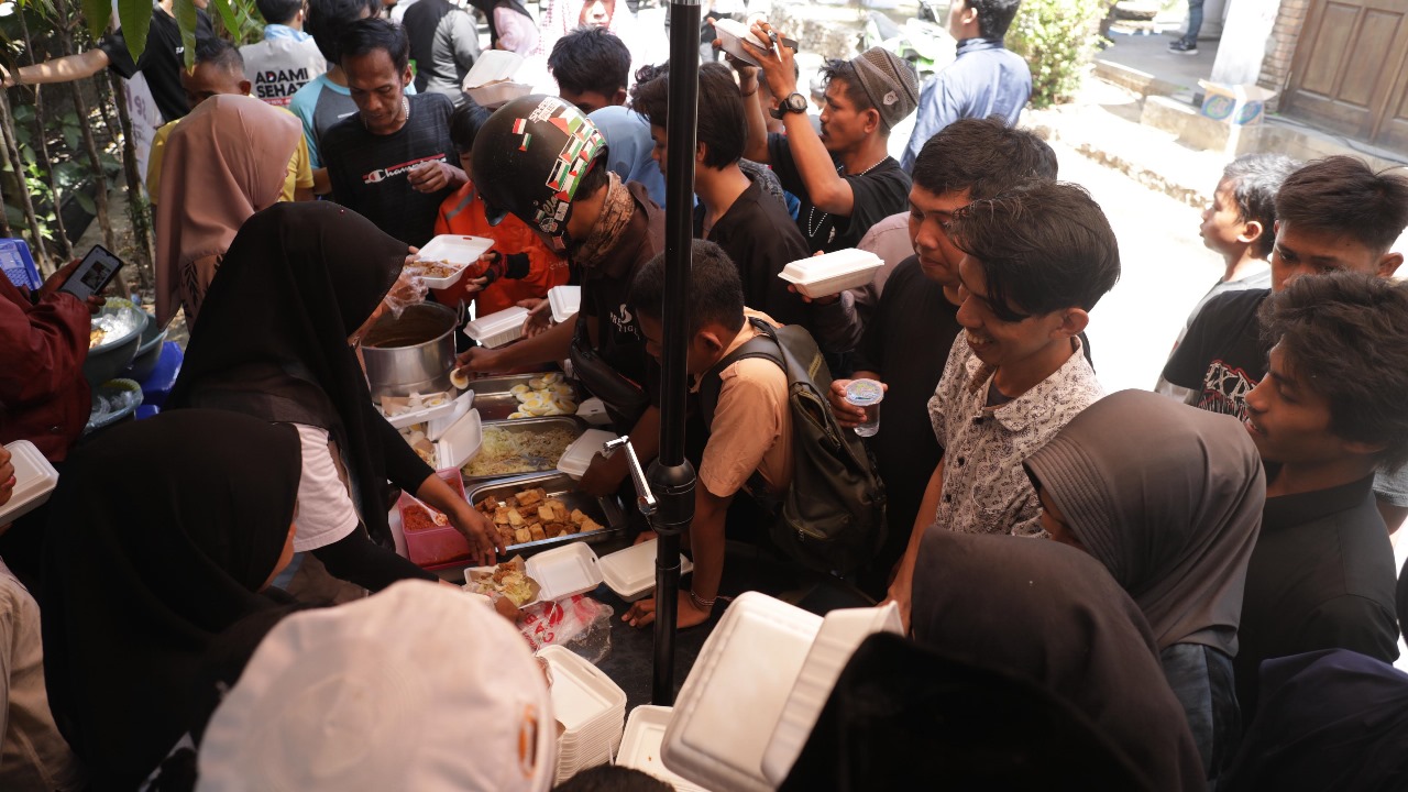 Relawan Muda Seto-Kiki Bagi 400 Porsi Makan Siang Gratis untuk Warga ...