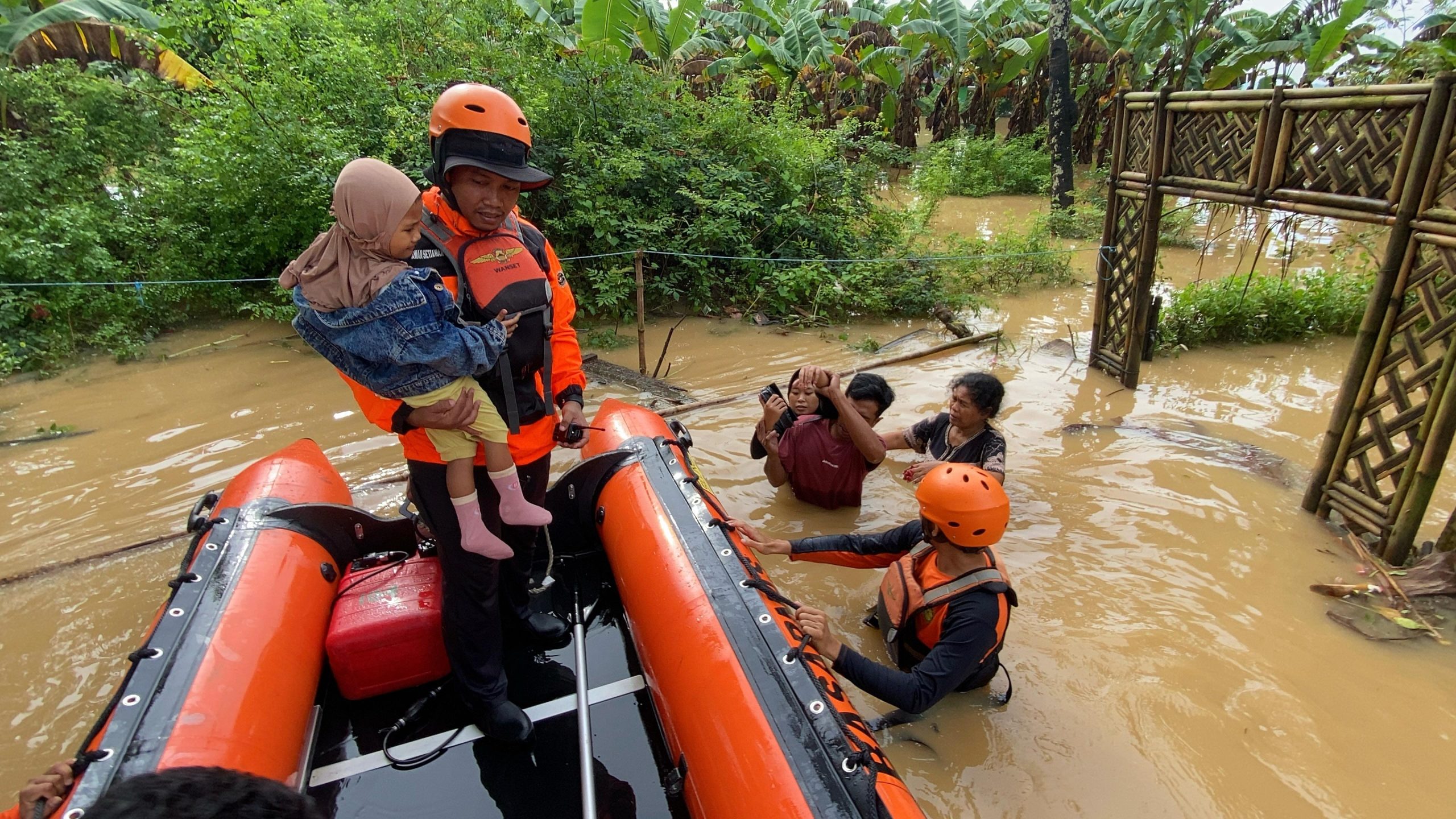 Ratusan Orang Mengungsi Akibat Banjir di Kabupaten Maros – Makassar Today
